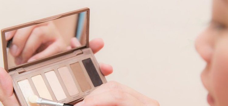 APPLY NATURAL LOOKING MAKEUP